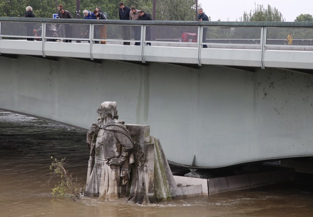 Floods Have Forced the Louvre to Close so Artwork Can Be Moved - The ...