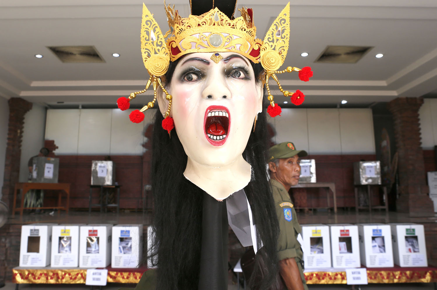 FARK.com: (10394063) Photoshop this freaky face