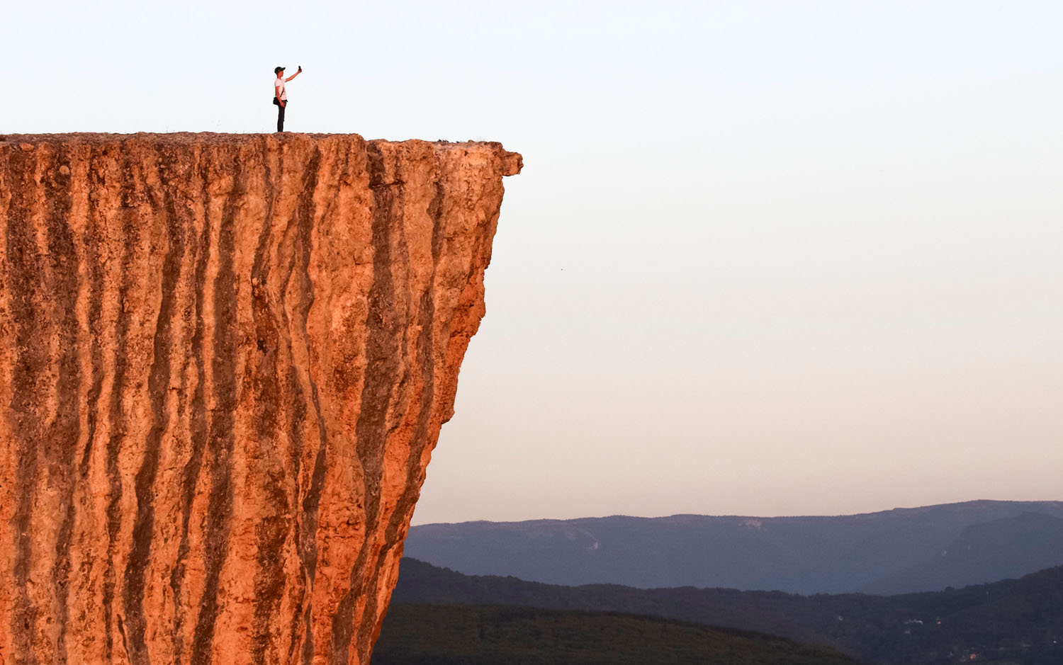 FARK.com: (10456951) Photoshop this cliff