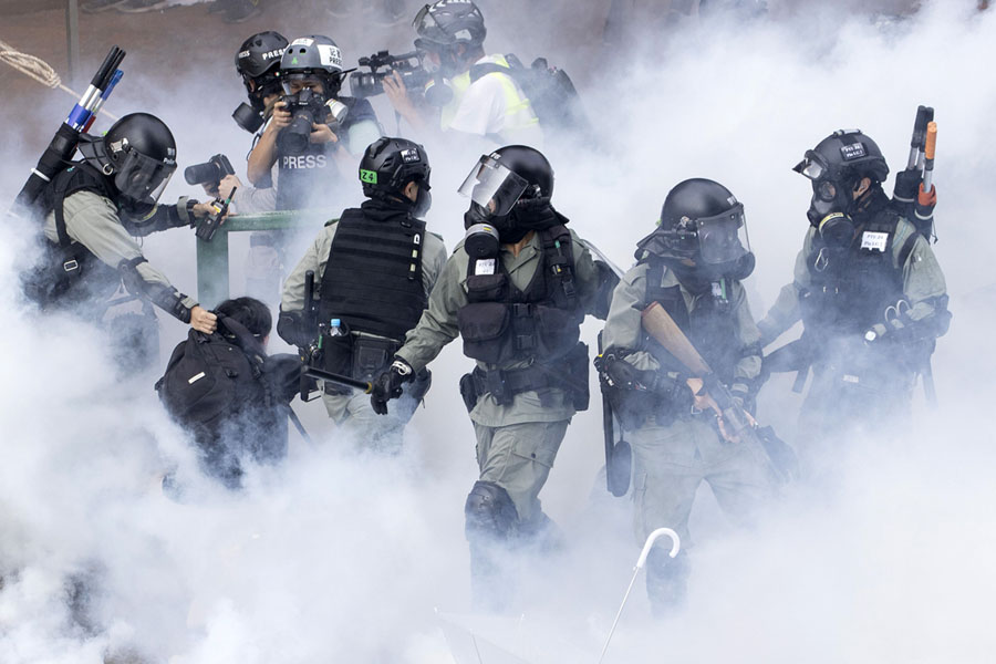 Photos: Hong Kong Riot Police Lay Siege to University Occupied by ...