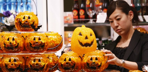 The Halloween Economy: $2 Billion in Candy, $300 Million in Pet ...