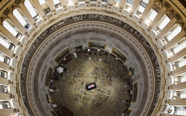 2 Stunning Photos of Senator Daniel Inouye's Casket Lying in State ...