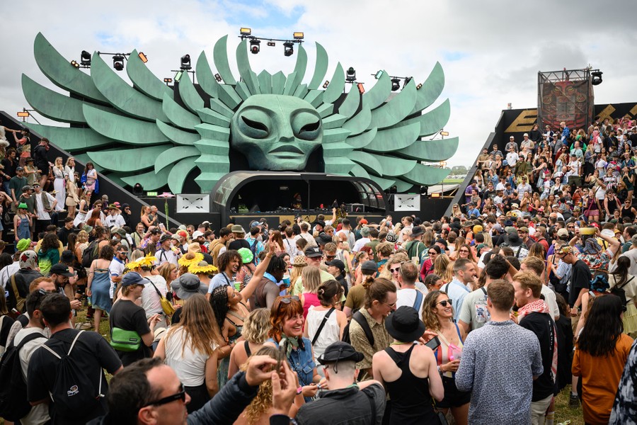 Photos: Coldplay, Dua Lipa, and Glastonbury 2024 Festivalgoers - The ...