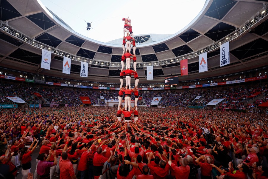 Photos: Competing to Build the Tallest Human Towers in Spain - The Atlantic