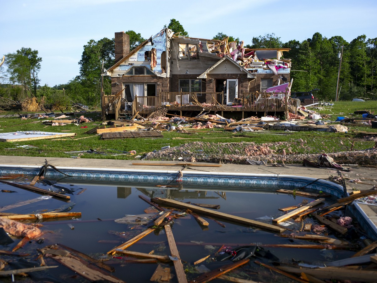 tornado destruction