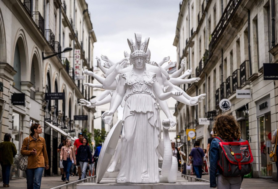 Photos of the Week: Royal Busts, Flying Scotsman, Loo Garden - The Atlantic