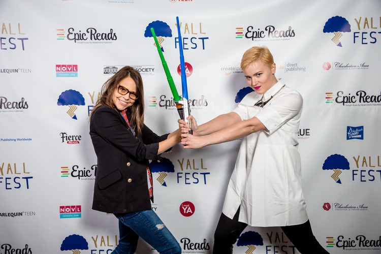 Veronica Roth and Margaret Stohl on Their Friendship - The Atlantic