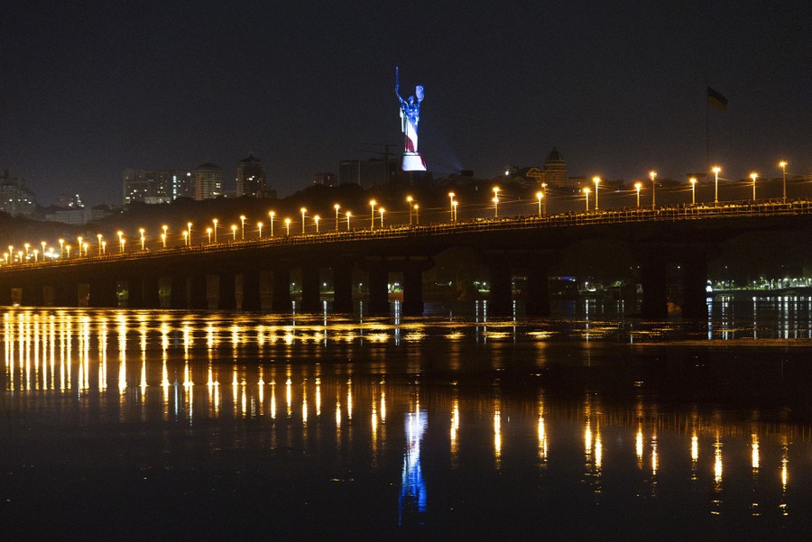 Photos of the Week: Royal Busts, Flying Scotsman, Loo Garden - The Atlantic