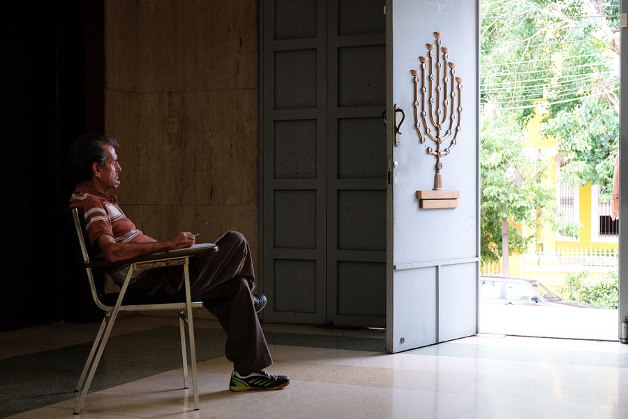 Photographs of the Last Jews of Cuba - The Atlantic