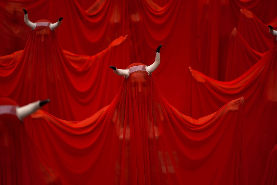 Photos of the Week: Royal Busts, Flying Scotsman, Loo Garden - The Atlantic