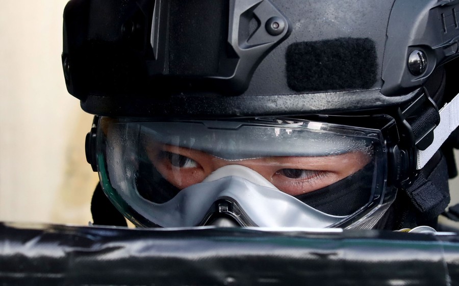 Photos: Hong Kong Riot Police Lay Siege to University Occupied by ...