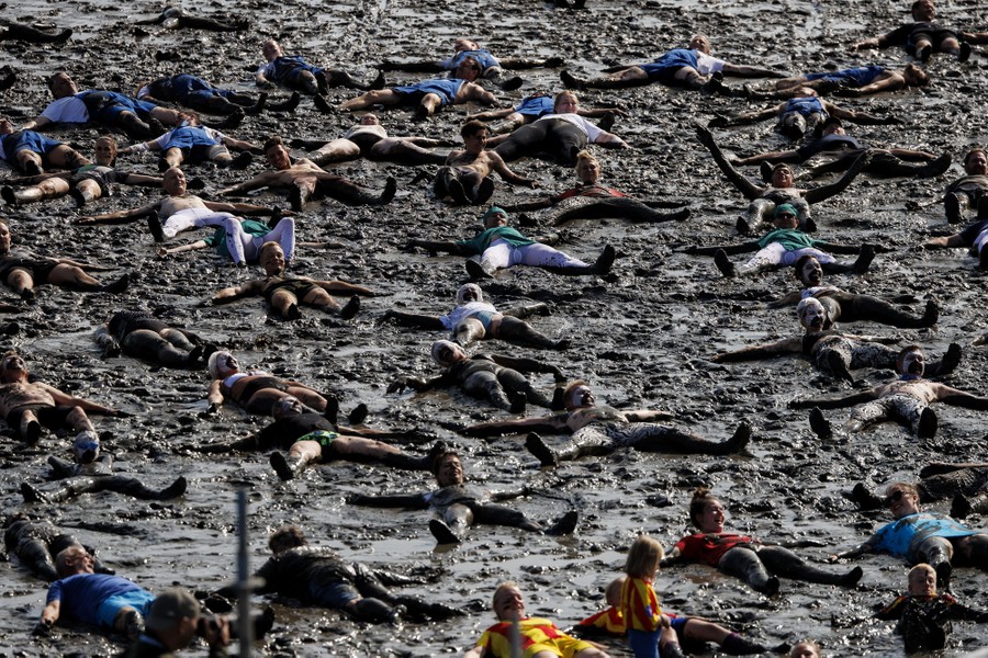 Photos of the Week: Hungry Ghosts, Seaweed Racers, Mud Angels - The ...