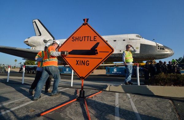 Space Shuttle Endeavour Over Los Angeles : r/aviation