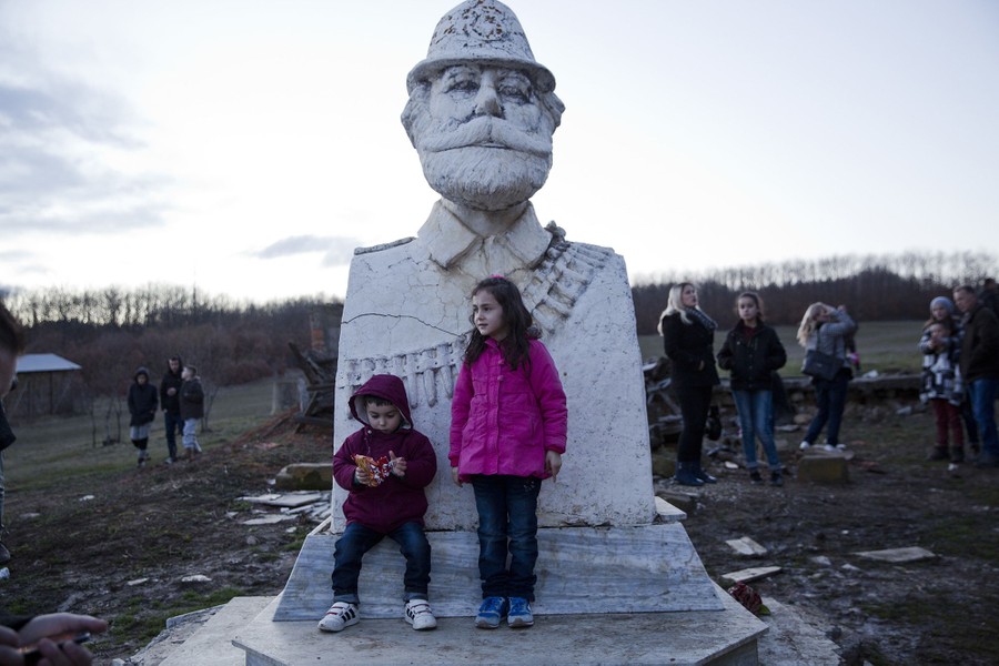 Photos of the Week: Oscar Night, Iraqi Bear Release, Paralympics in ...