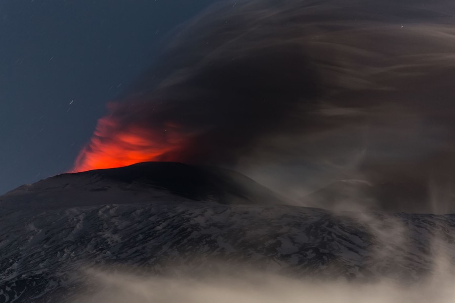 Photos of the Week: Vertical Dancers, Pagan Solstice, Panda Monitor ...