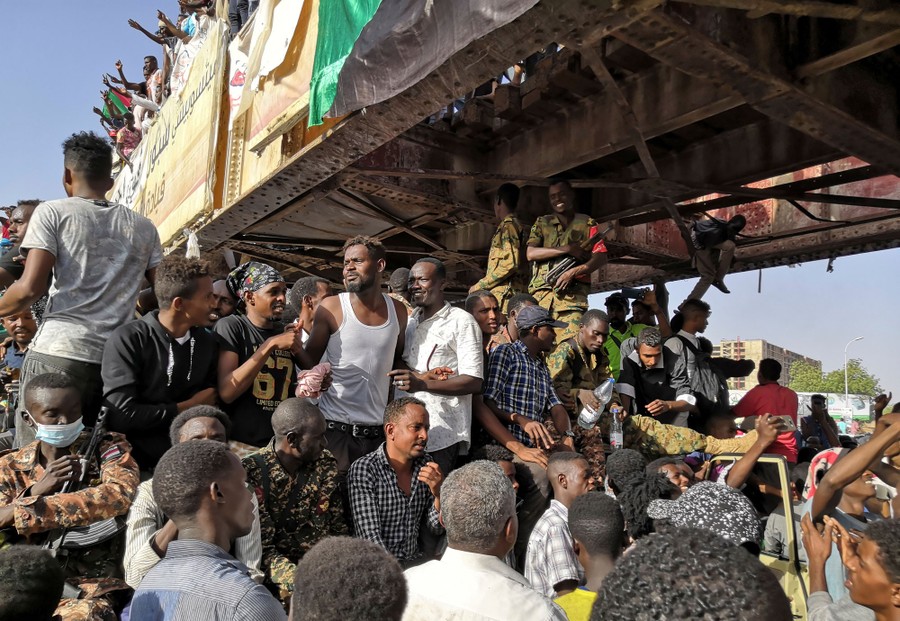 Photos: Sudan Protests Lead to the Removal of President Omar al-Bashir ...