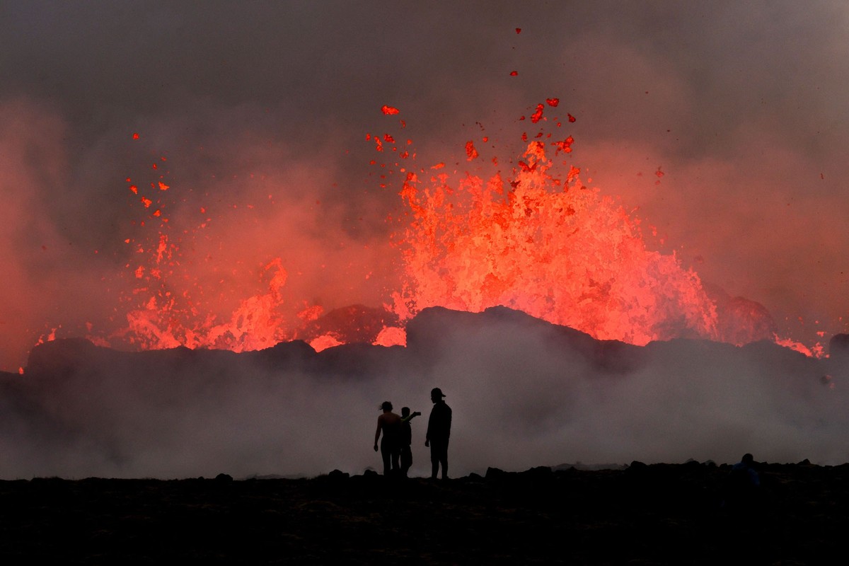 Photos of the Week: Fire Bull, Lava Flow, Ice Cave (35 photos ...