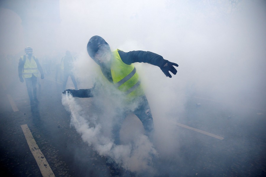 Photos of the Paris “Yellow Vest” Riots - The Atlantic