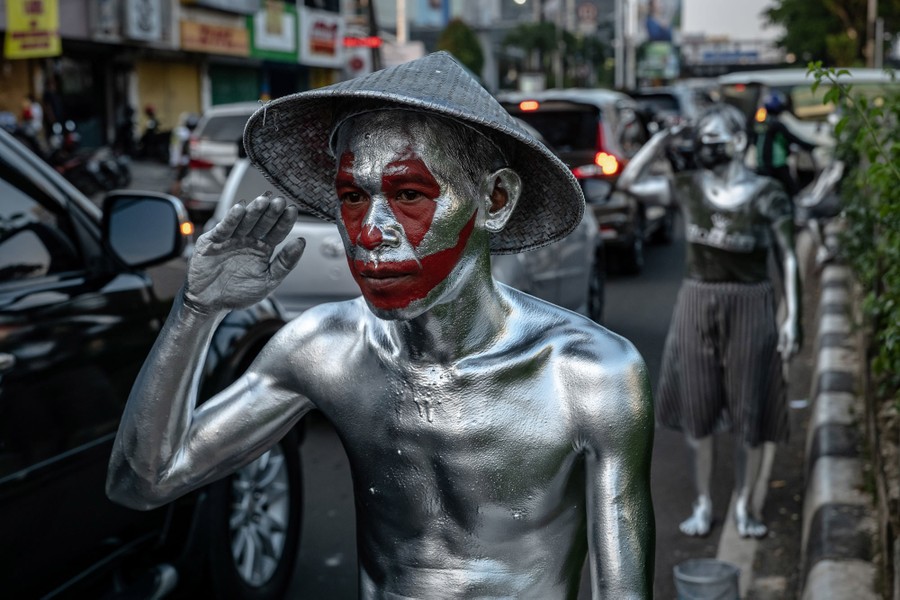 Photos of the Week: Sandy Mask, Silver Man, Siberian Mandalorian - The ...