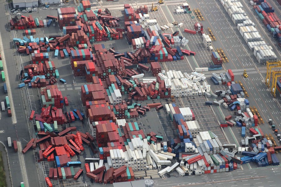 Photos: Typhoon Jebi Rages Across Japan - The Atlantic