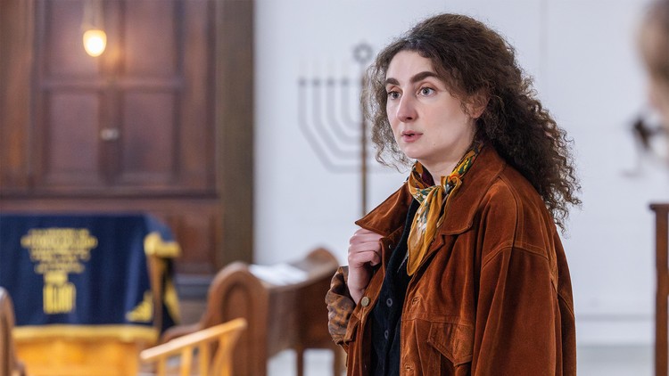 Between Tradition and Modernity Stands a TV Rabbi - The Atlantic