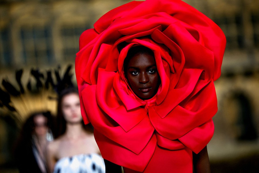 Photos of the Week: Royal Busts, Flying Scotsman, Loo Garden - The Atlantic