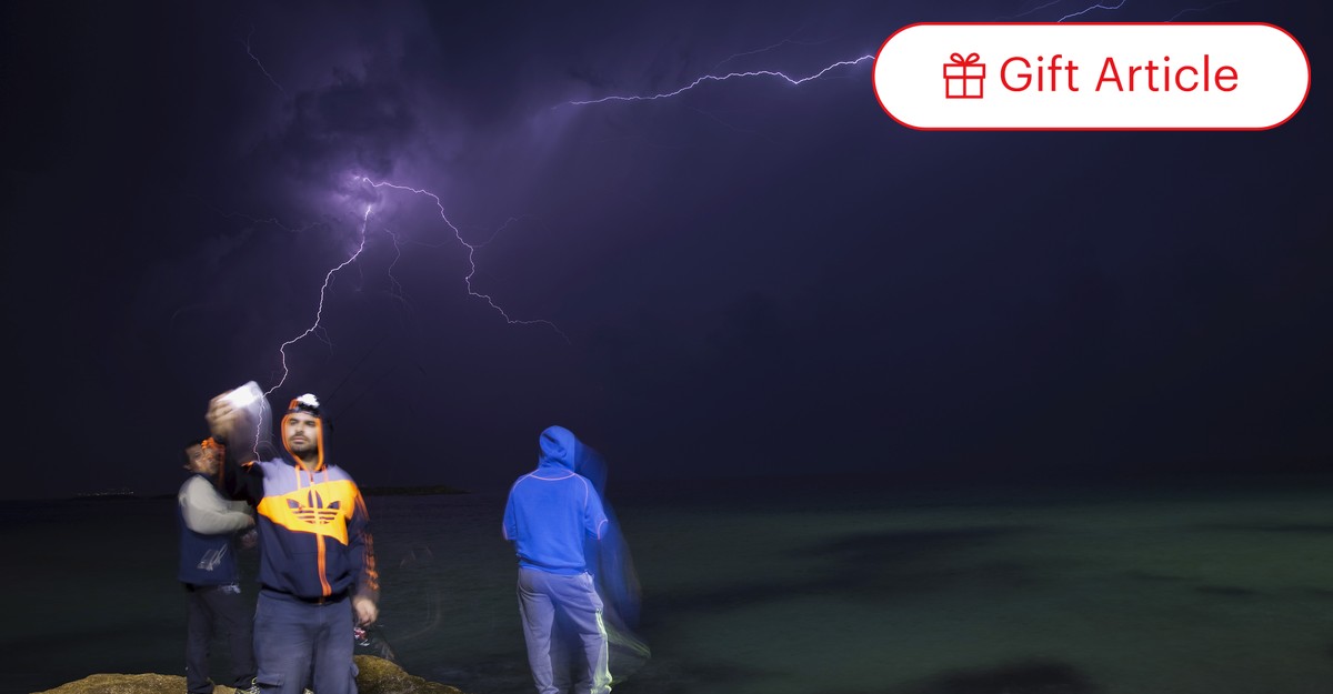using smartphone during thunderstorm