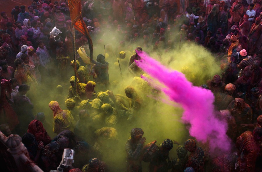 india throwing colors