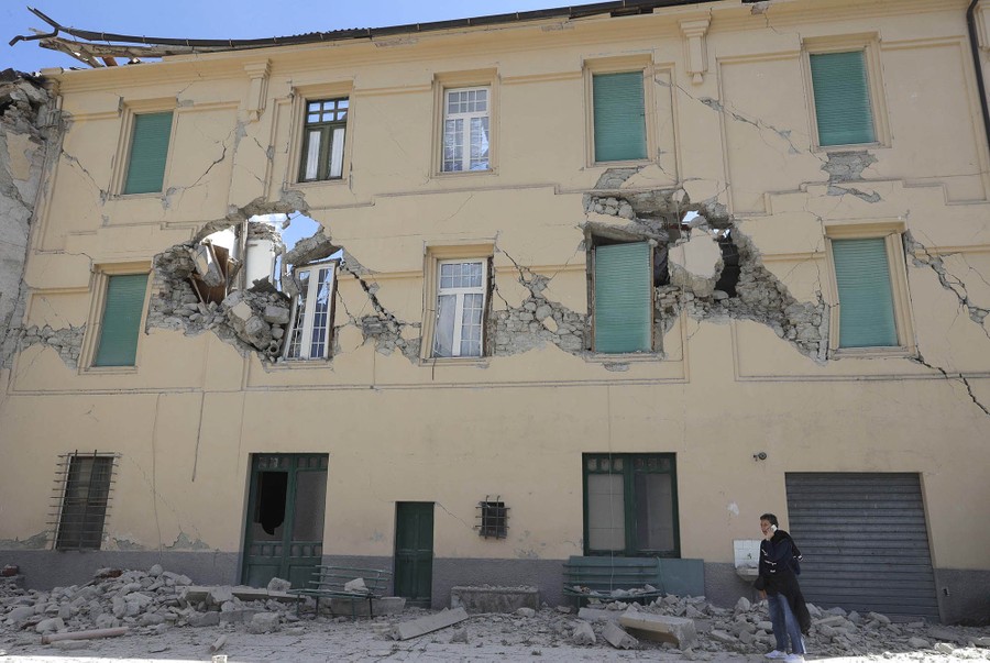 An Earthquake in Central Italy Topples Buildings, Killing Dozens - The ...