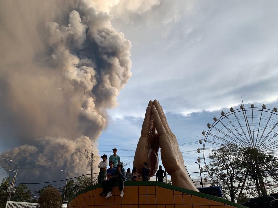 Photos: The Eruption of Taal Volcano in the Philippines - The Atlantic