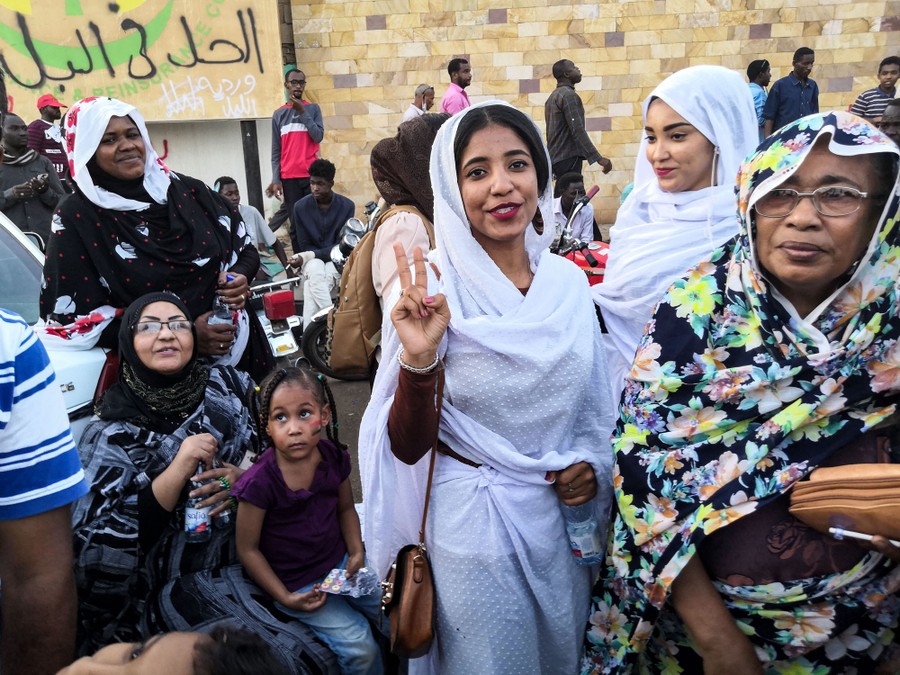 Photos: Sudan Protests Lead to the Removal of President Omar al-Bashir ...