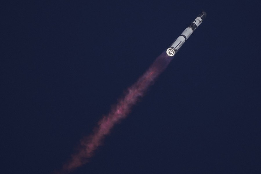 Photos of the Week: Bomb Cyclone, Rainbow Hills, Park Hawk - The Atlantic