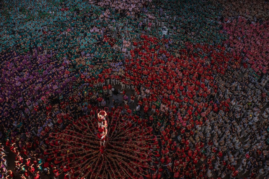Photos: Competing to Build the Tallest Human Towers in Spain - The Atlantic
