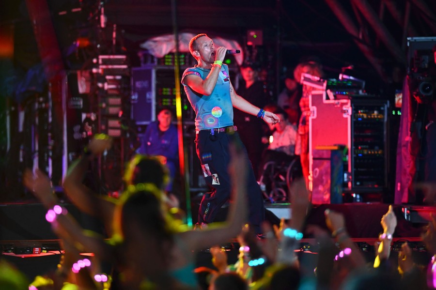 Photos: Coldplay, Dua Lipa, and Glastonbury 2024 Festivalgoers - The ...