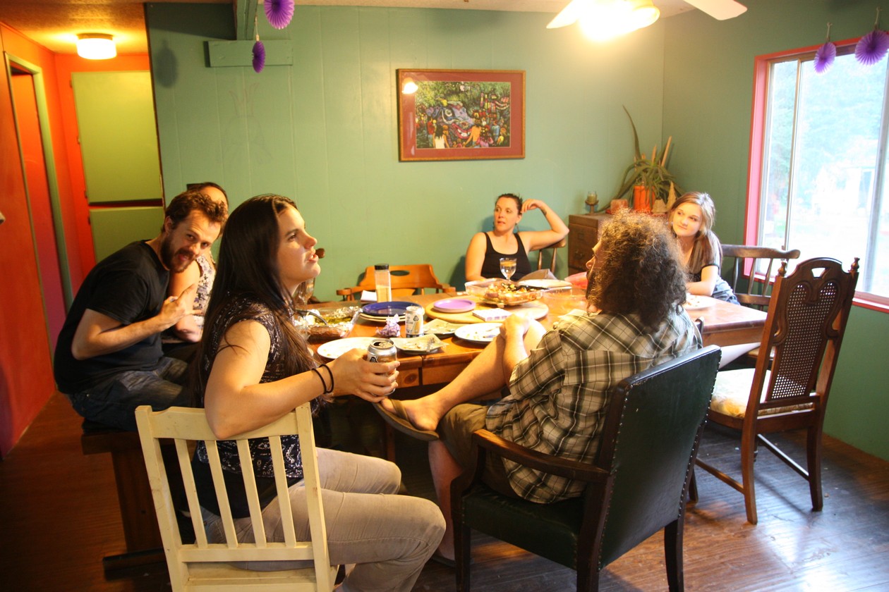 Communal Living in Oregon Helps Parents With Child Rearing and Money ...