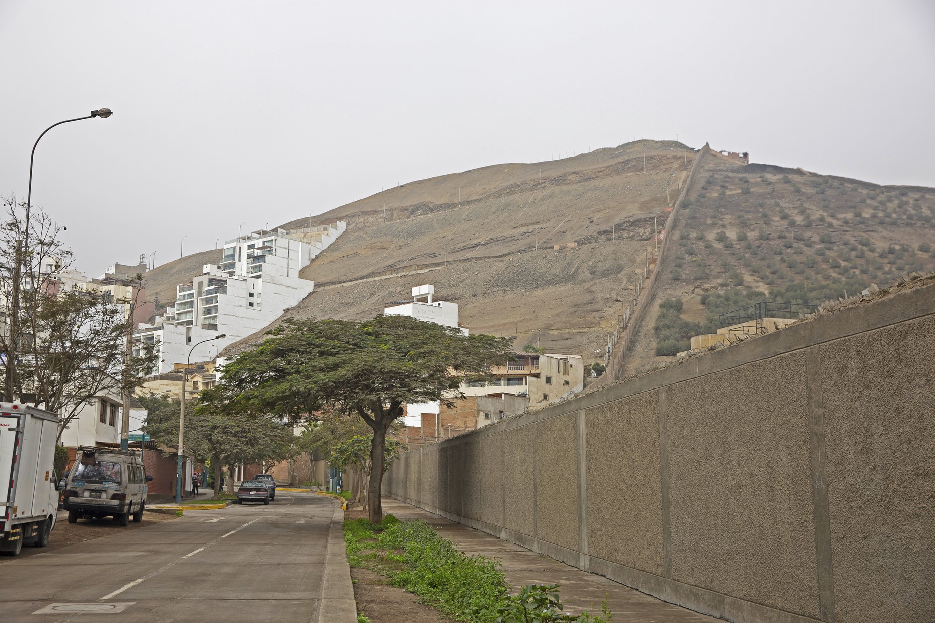 A Wall Divides the Peruvian Capital's Rich and Poor - The Atlantic