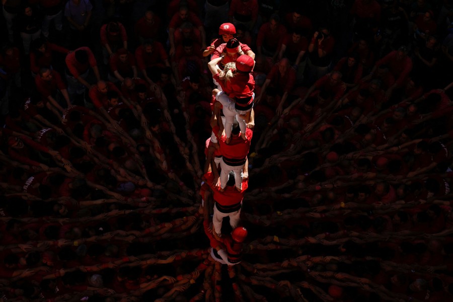 Photos: Competing to Build the Tallest Human Towers in Spain - The Atlantic