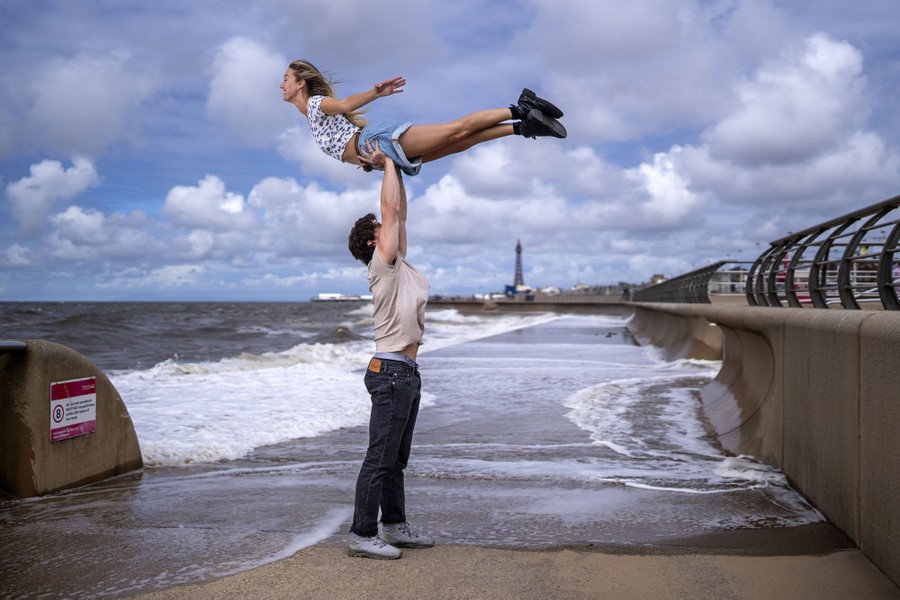 Photos of the Week: Royal Busts, Flying Scotsman, Loo Garden - The Atlantic