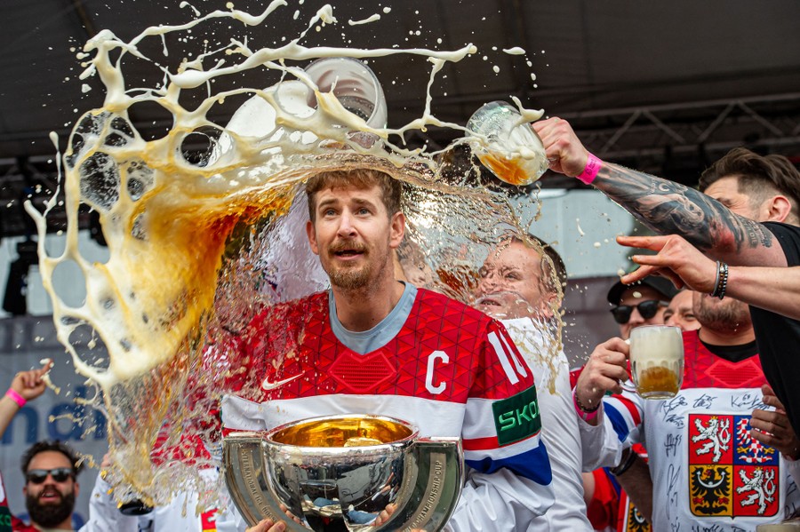 Photos of the Week: Beer Toss, Pike Battle, Sea Pods - The Atlantic