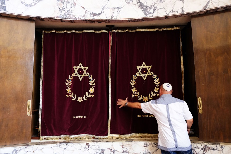 Photographs of the Last Jews of Cuba - The Atlantic