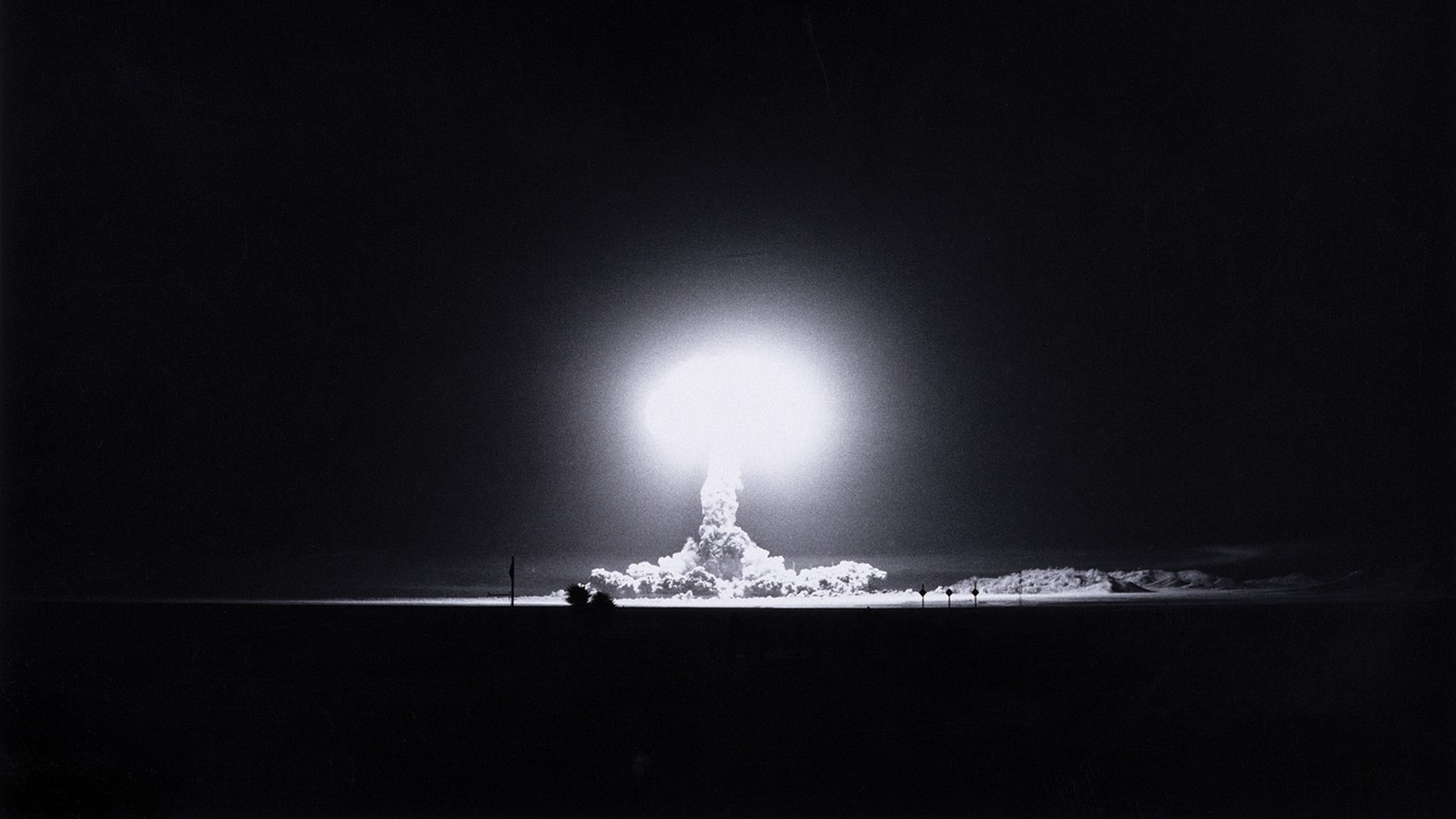 atom bomb explosion pics