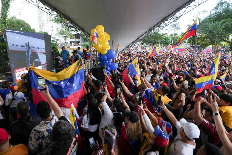 Photos: The Venezuelan Diaspora Celebrates the Capture of Maduro - The ...