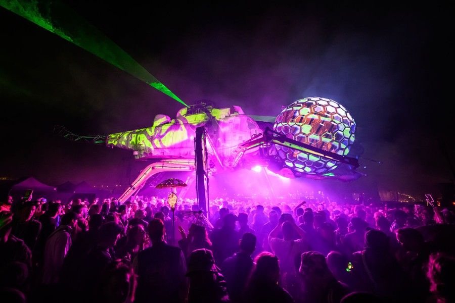 Photos: Coldplay, Dua Lipa, and Glastonbury 2024 Festivalgoers - The ...