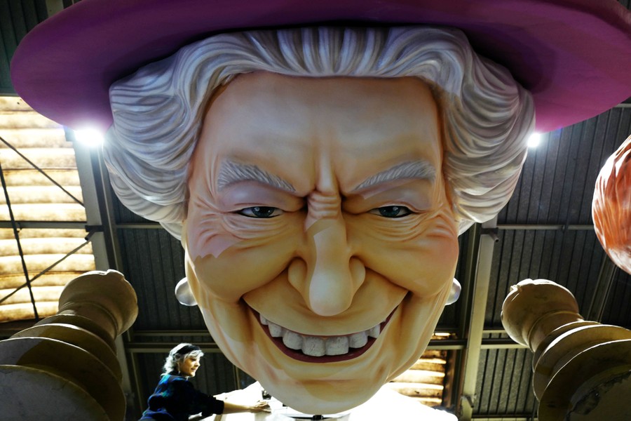 Photos of the Week: Gobbler's Knob, Giant Queen, Prosthetic Paws - The ...