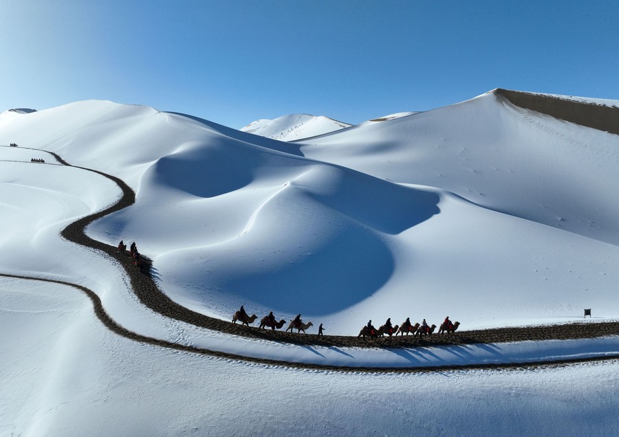 Photos of the Week: Snowy Dunes, Northern Lights, Plato’s Cave - The ...