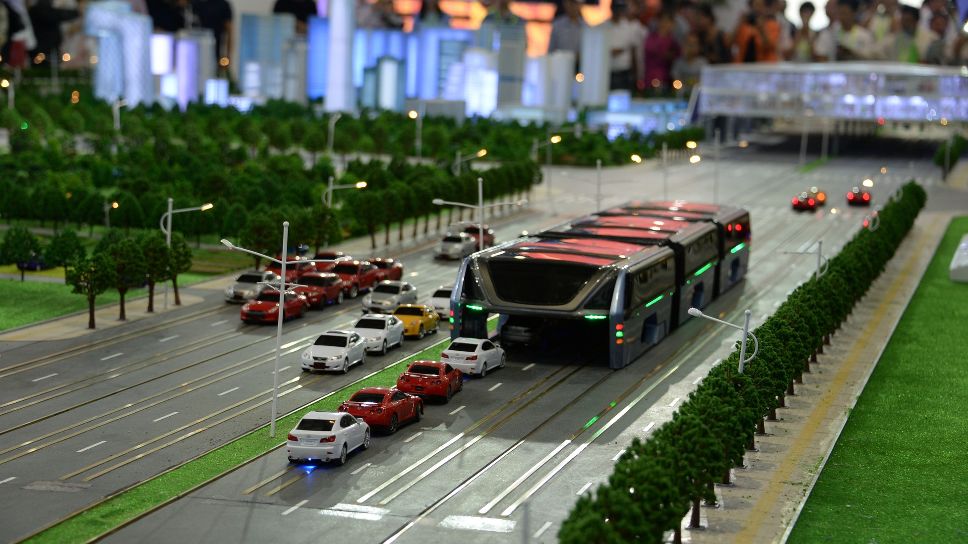 The 'Straddling Bus' That Can Glide Over Traffic Debuts in China - The ...