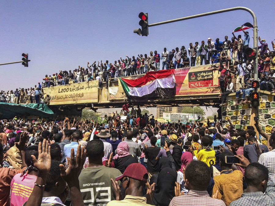 Photos: Sudan Protests Lead to the Removal of President Omar al-Bashir ...