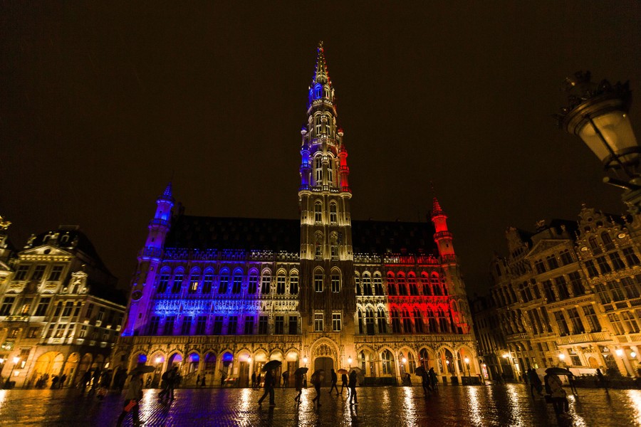 Monuments Around the World Light Up With the Colors of the French Flag ...