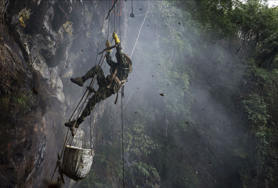 Honey Hunting on the Cliffs of China’s Yunnan Province: Photos - The ...