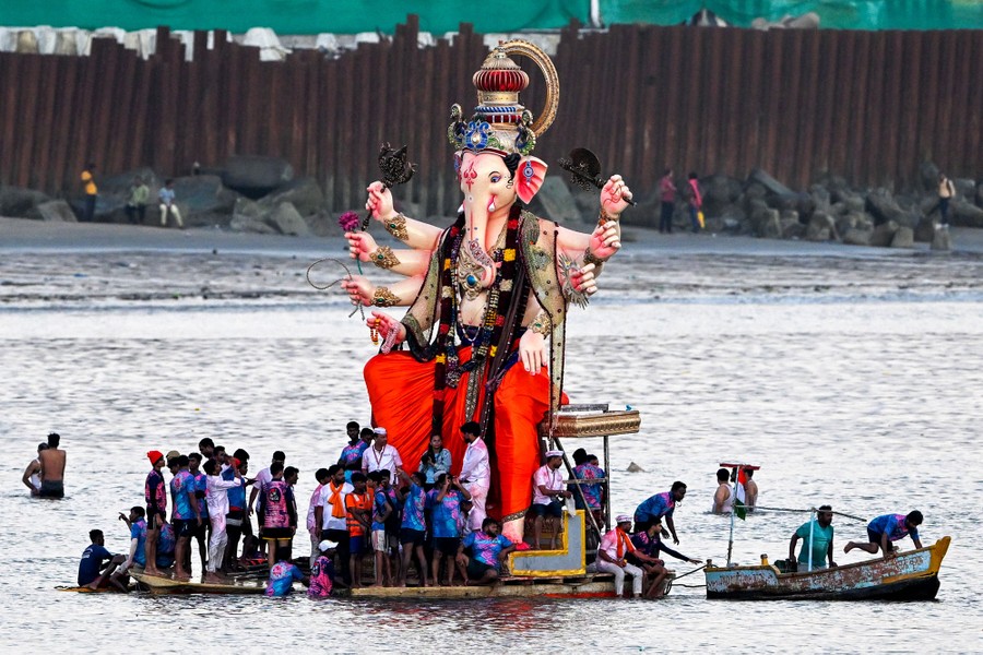 Photos of the Week: Moon Boats, River Waves, Heavy Leek - The Atlantic